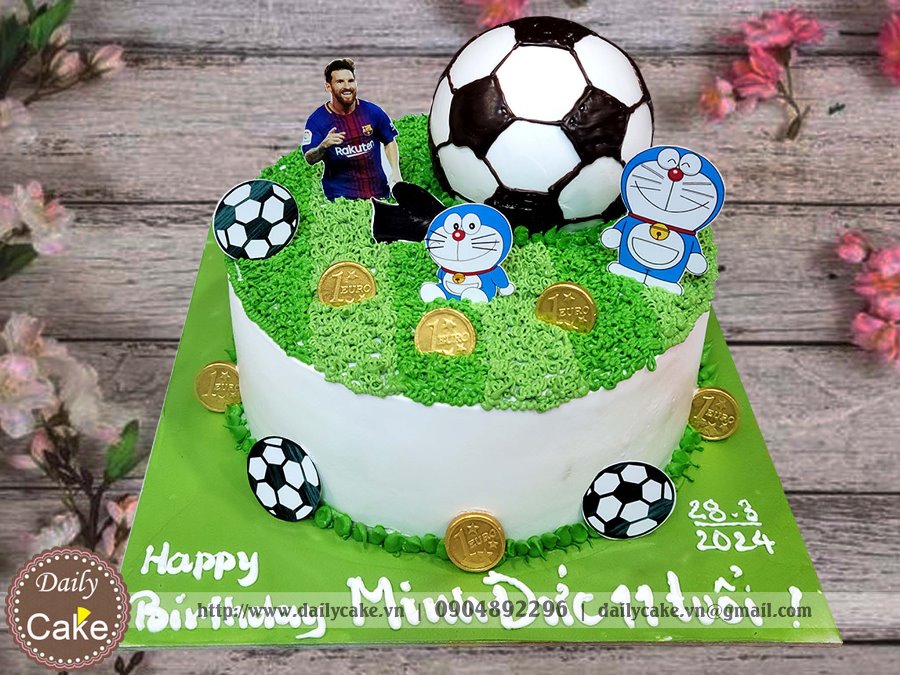 Bánh sinh nhật hình cầu thủ Messi cùng trái bóng